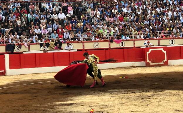 Ovación y saludos para Urdiales en su primer toro en el Cuatro Caminos ...