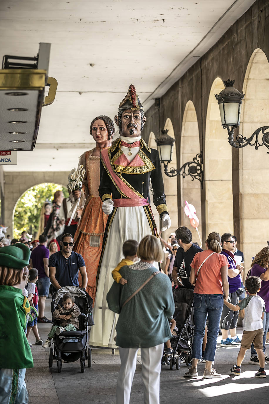 Fotos: Pasacalles de la comparsa de Gigantes y Cabezudos | La Rioja