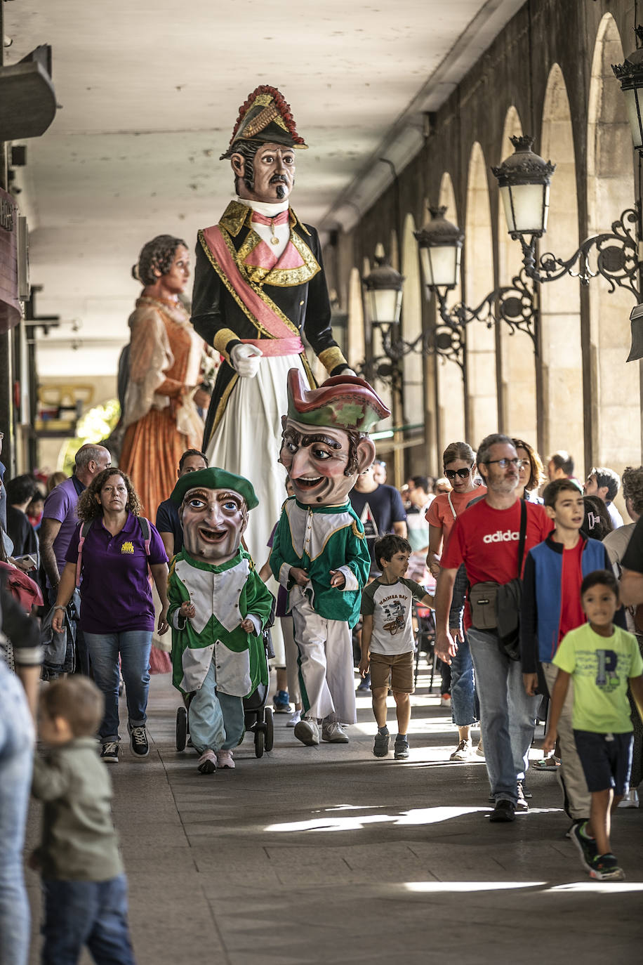Fotos: Pasacalles de la comparsa de Gigantes y Cabezudos | La Rioja