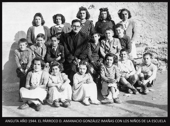 Alumnos con el párroco de la aldea de Anguta | La Rioja